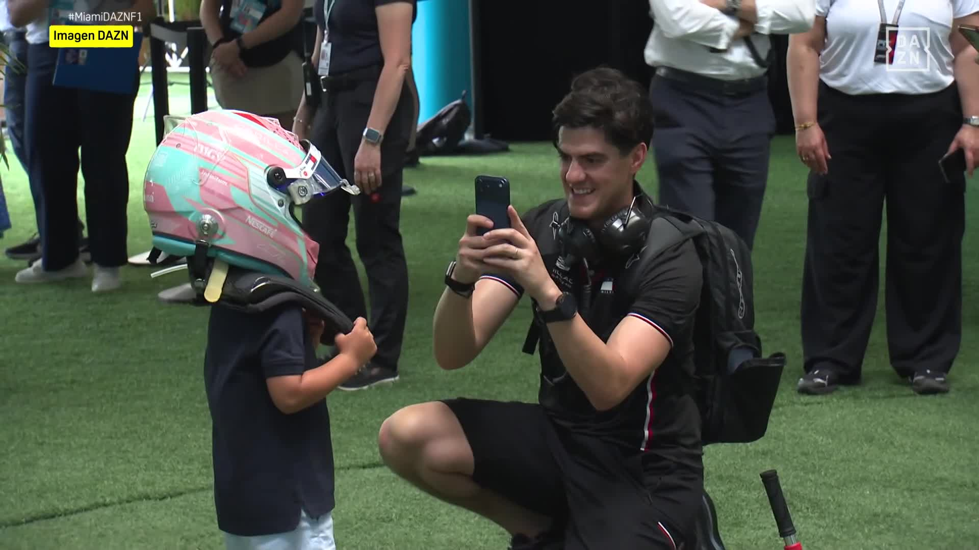 Checo Pérez y un inesperado "mini jefe de prensa": ¡así fue el ...