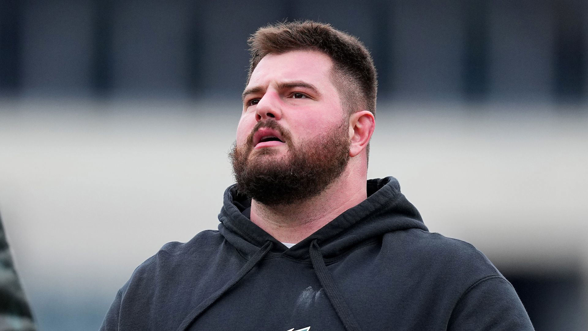 Landon Dickerson, lesionado: qué le pasa, qué lesión tiene, cuánto ...