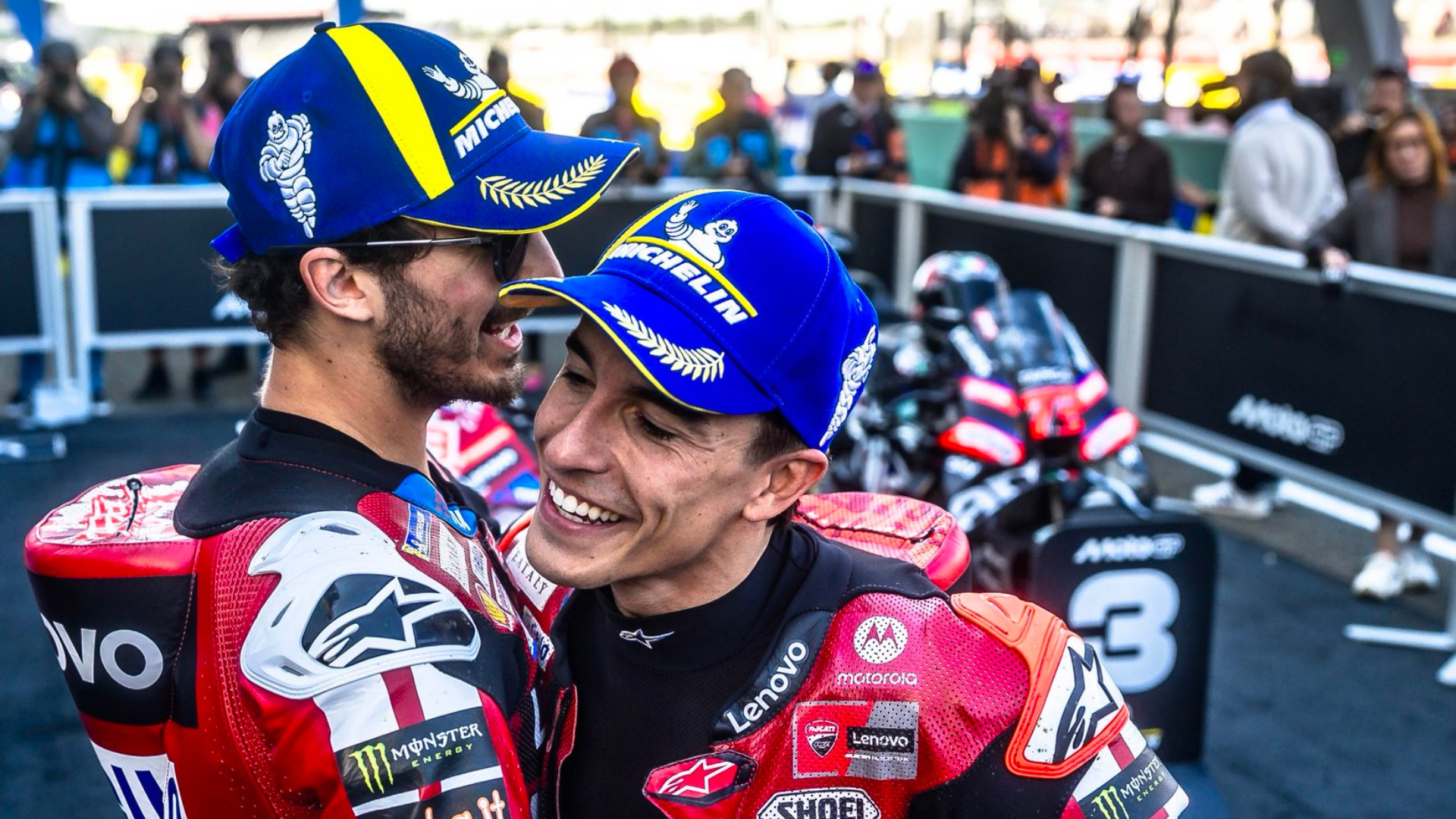 Pecco Bagnaia celebra la vuelta de Marc Márquez en el GP de Italia ...